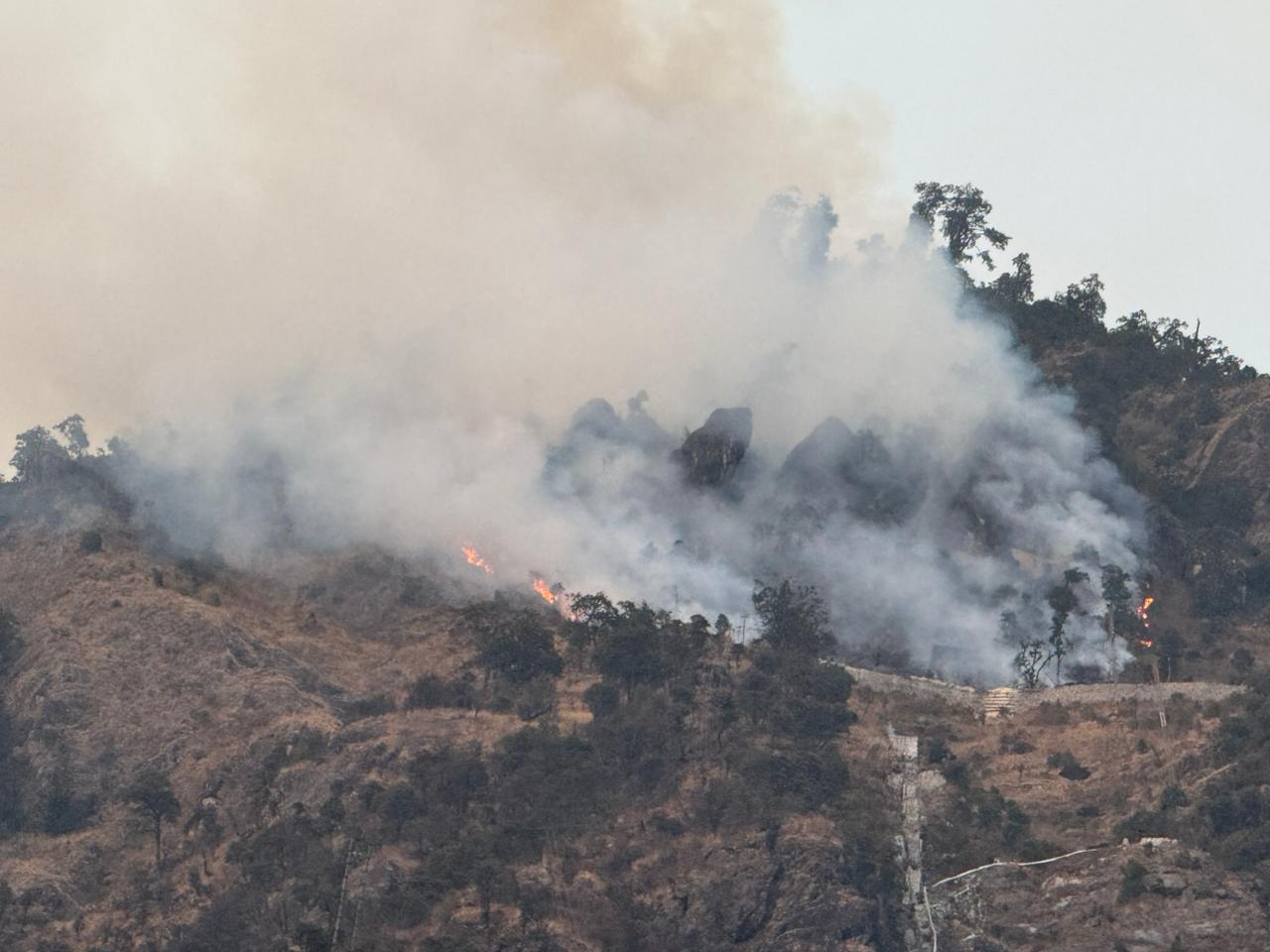 Simrik Air's Helicopter Controls Forest Fire in Bhotekoshi Using Bambi ...